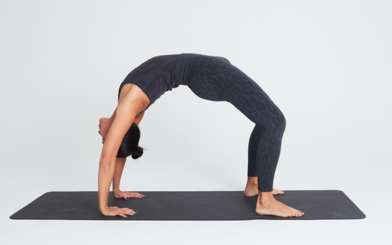 Posturas invertidas de yoga | Beneficios, consejos y asanas